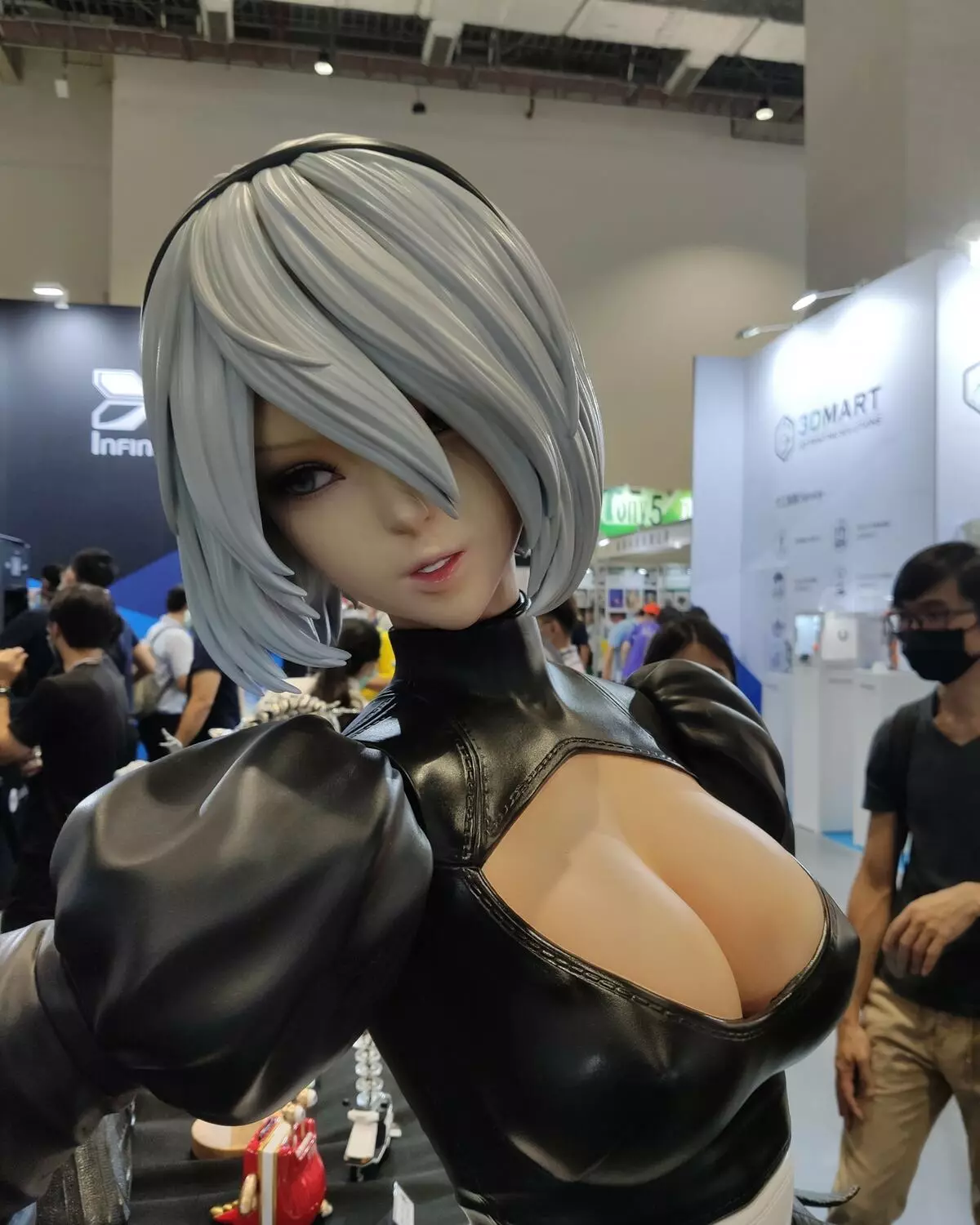 Android peribadi - menyampaikan foto model 2B dari Nier Automata dalam pertumbuhan manusia 10509_2