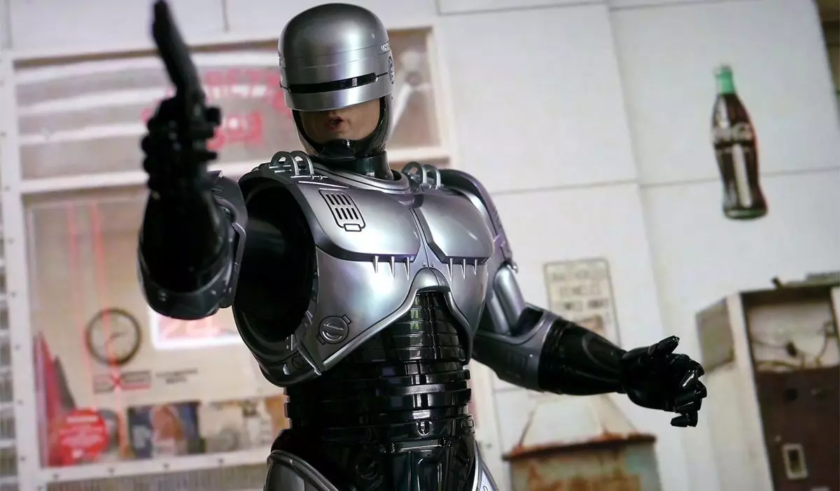 Feadh na canón, ach leis an scéal bunaidh. Creators of Robocop: D'oscail City Rogue na chéad sonraí