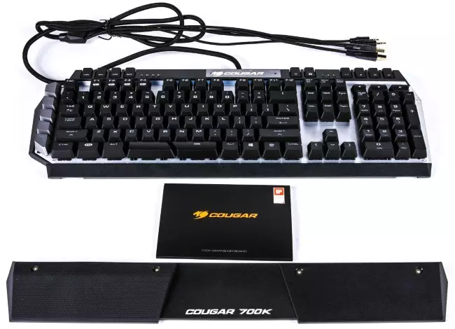 Cougar 700K: Mechanical keyboard na may split space at flexible backlight 19876_2