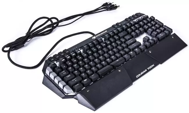 Cougar 700K: Mechanical keyboard na may split space at flexible backlight 19876_4