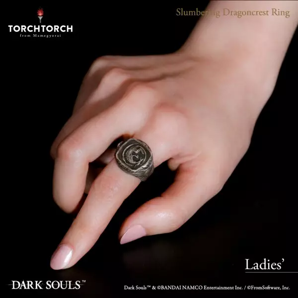 Prezentovaný stříbrný prsten s spícím drakem z tmavých duší za 155 eur 20253_3