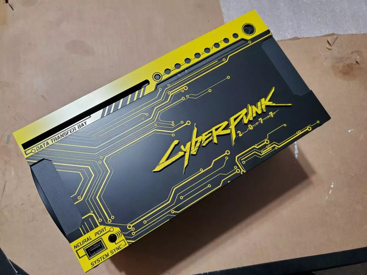 Entusiaste toande Xbox Series X, makke yn 'e Cyberpunk 2077 Stylister 2600_2