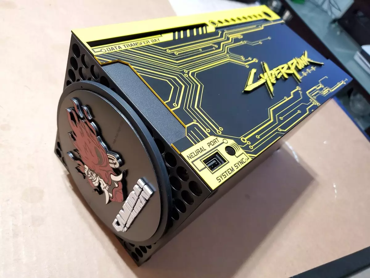 Entusiaste toande Xbox Series X, makke yn 'e Cyberpunk 2077 Stylister 2600_3