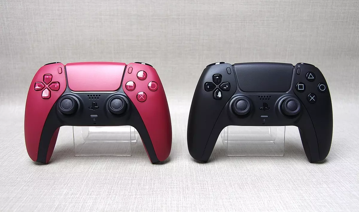 Dualsense in black and in red in photos. What do new PS5 controllers look like 353_12