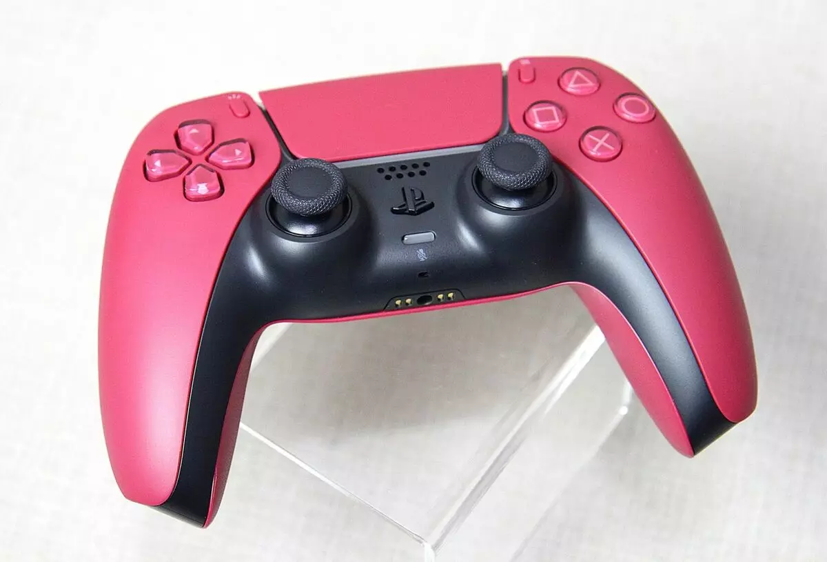 Dualsense in black and in red in photos. What do new PS5 controllers look like 353_2