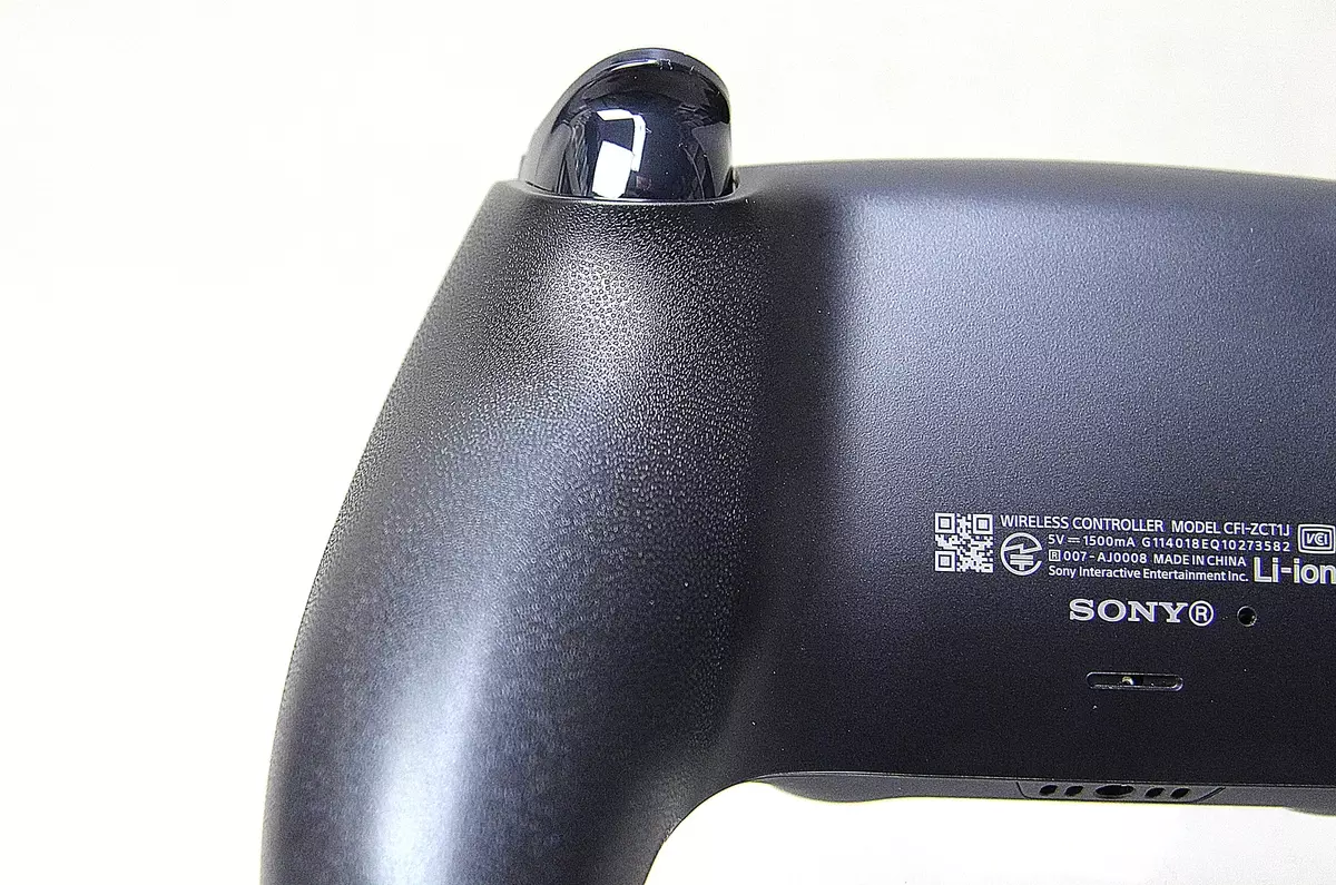 DualSense musta ja punainen valokuvassa. Mitä uudet PS5-ohjaimet näyttävät 353_7
